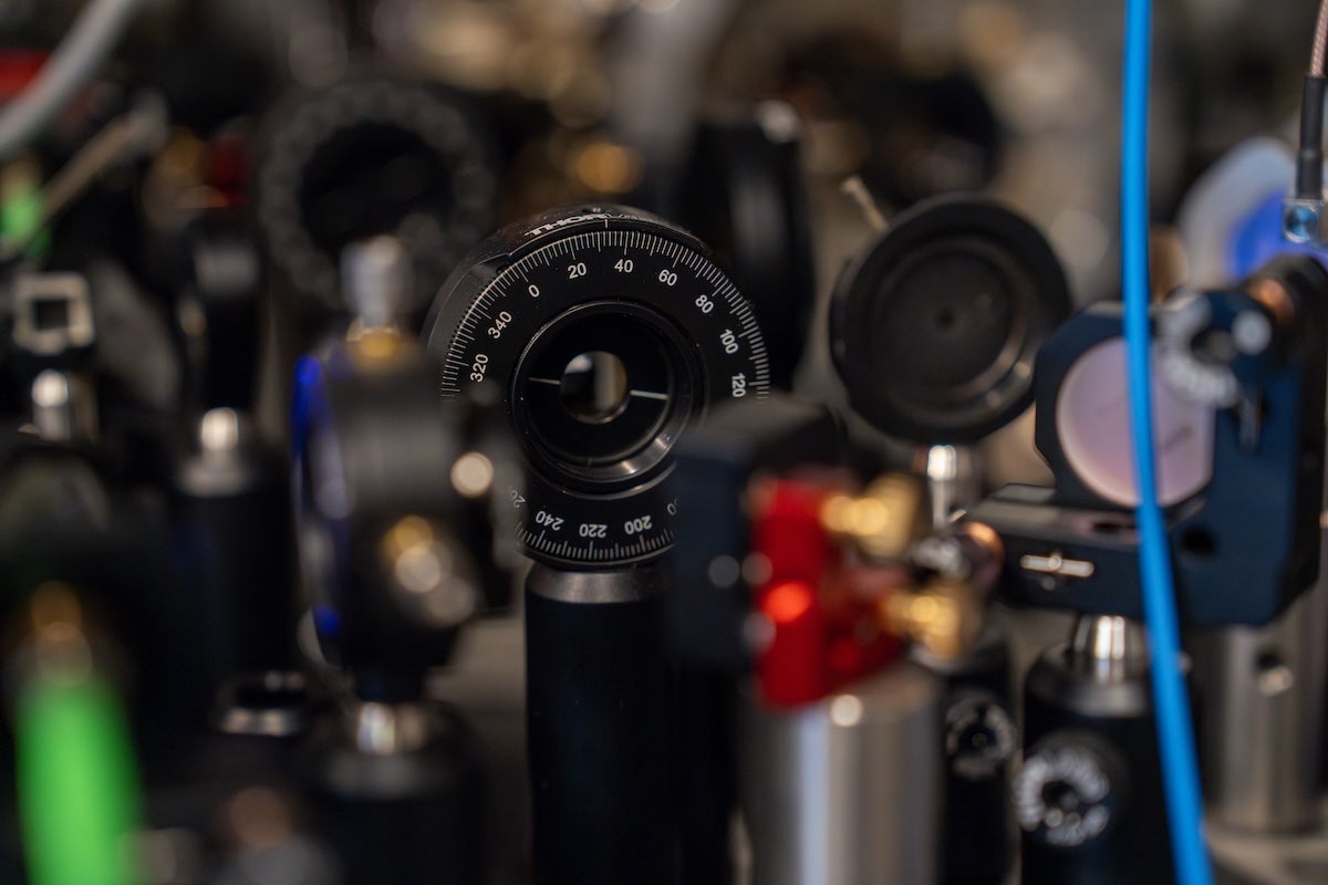 Quantum simulator sheds light on how nature moves energy in systems ...