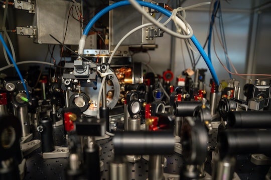 Quantum simulator sheds light on how nature moves energy in systems ...