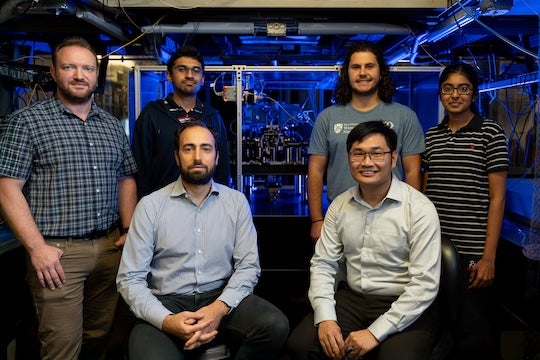 Quantum simulator sheds light on how nature moves energy in systems ...